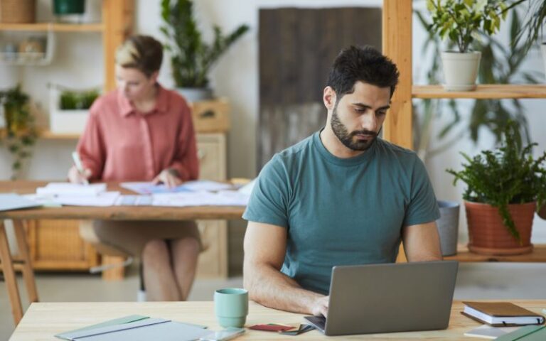 What is Hot Desking and Who is it For?