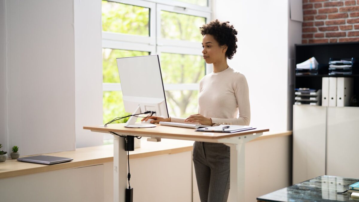 Unlock These 11 Benefits of Standing Desks